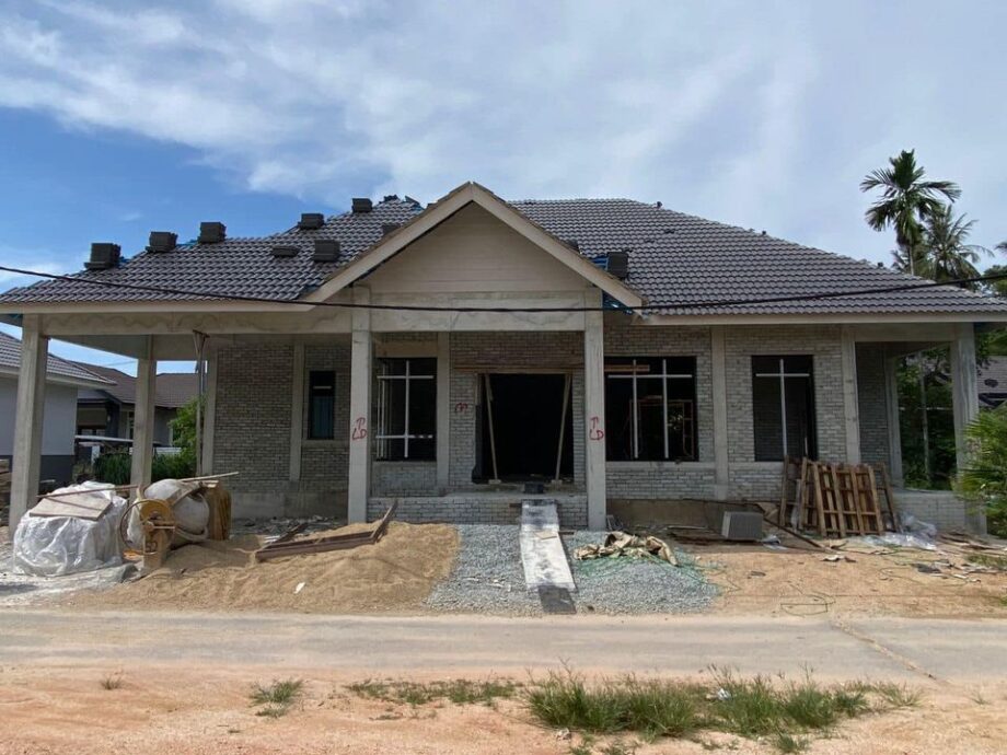 🏗️ Proses Pemasangan Atap Rumah Puan Nurul Ain Kini Bermula! 📍 – Blog ...